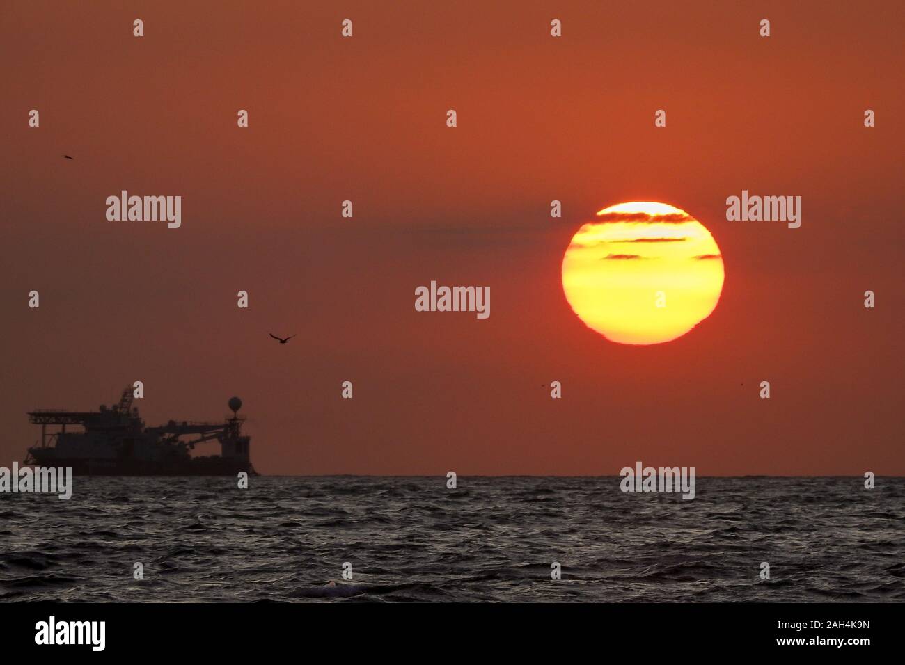 Setting sun over the sea hi-res stock photography and images - Alamy