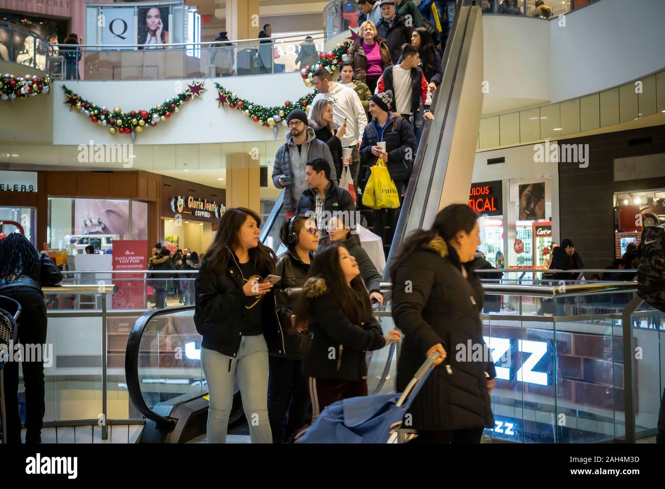 Shopping mall people 2019 hi-res stock photography and images - Alamy