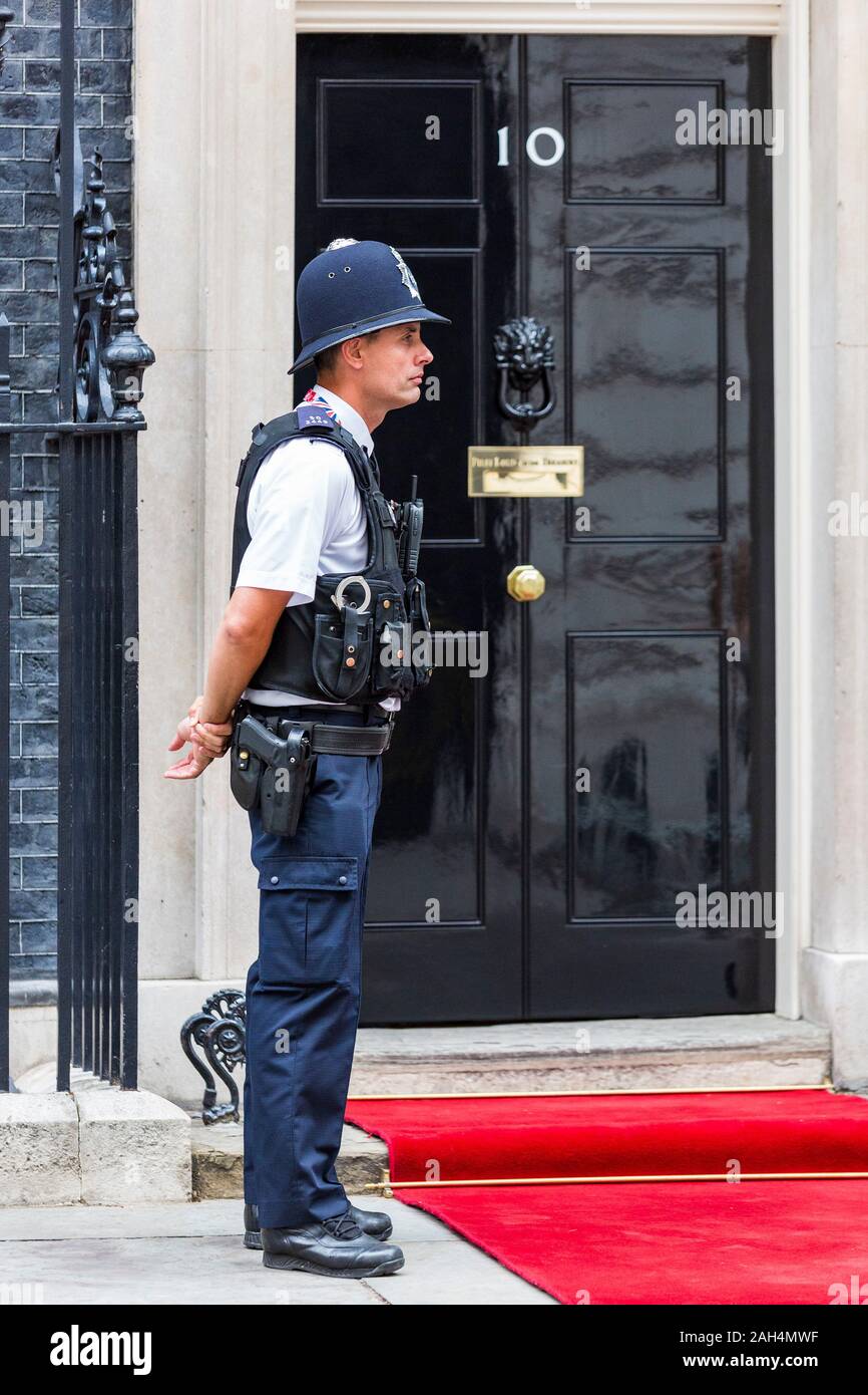 Policeman outside 10 downing street hi-res stock photography and images ...