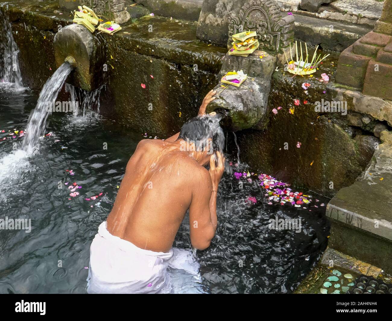 hindu worshipers bath at holy water temple on bali Stock Photo - Alamy