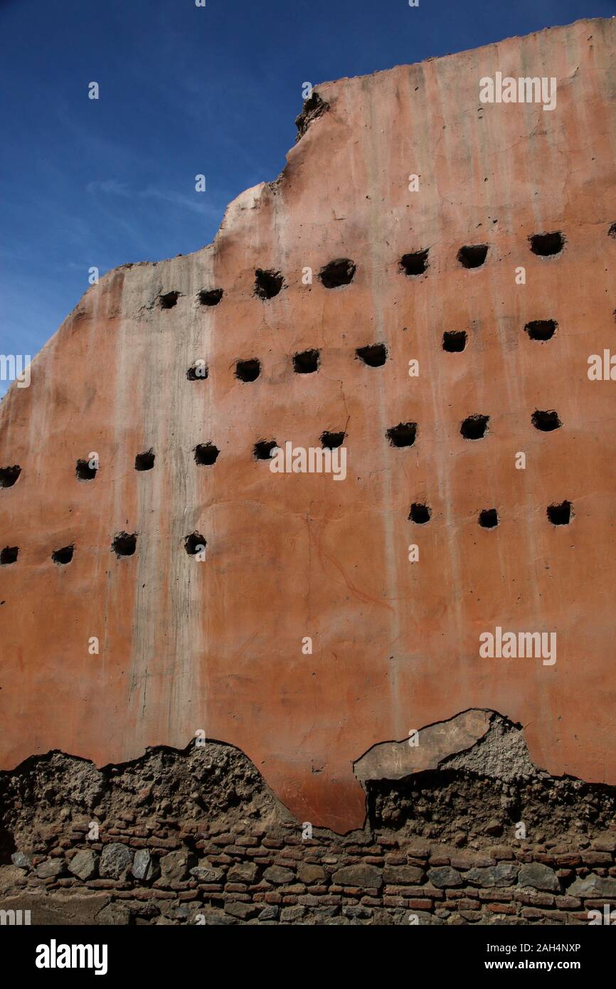 Concrete wall and holes damaged hi-res stock photography and images - Alamy