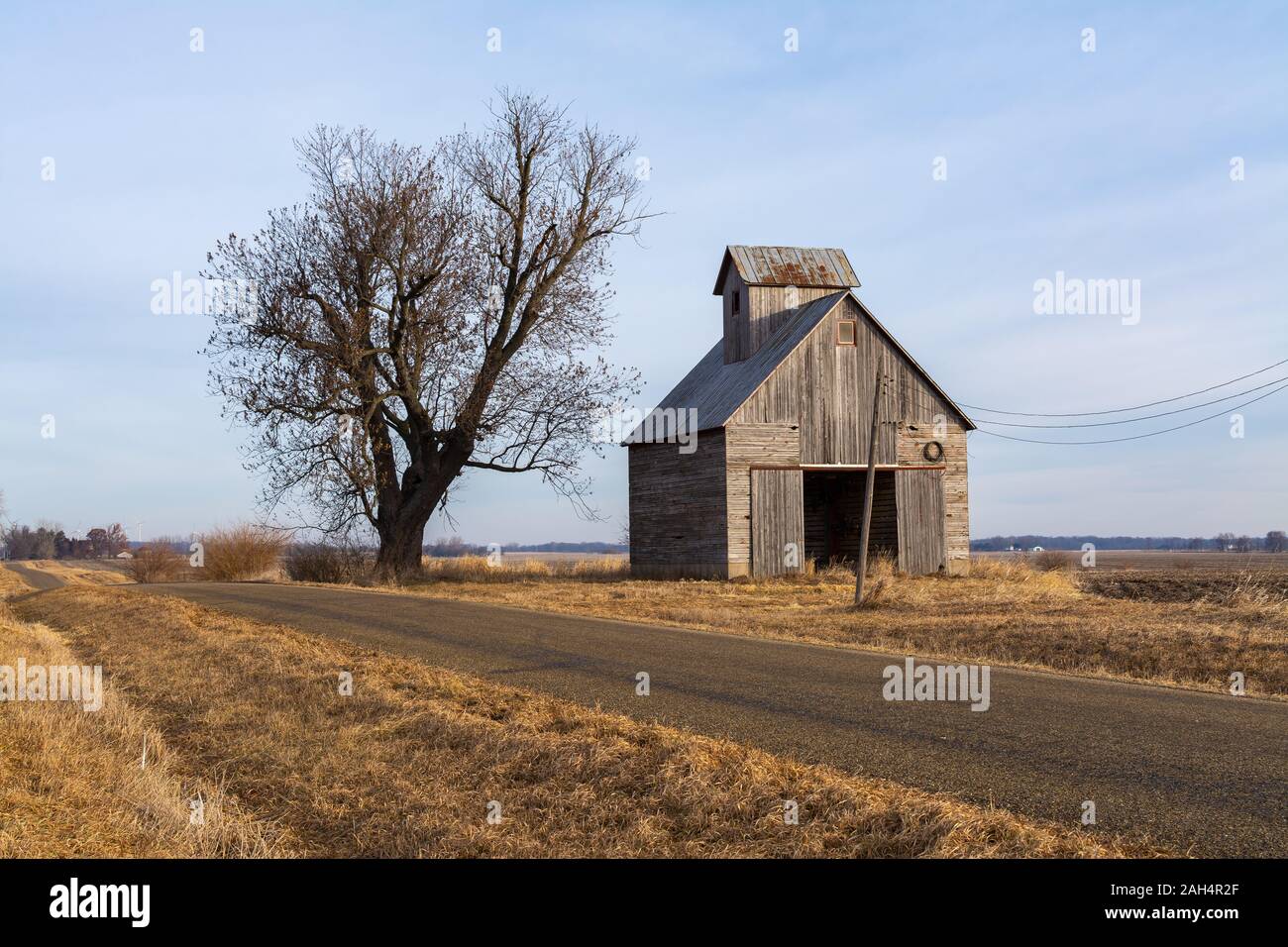 Rustic wooden corn barn hi-res stock photography and images - Alamy