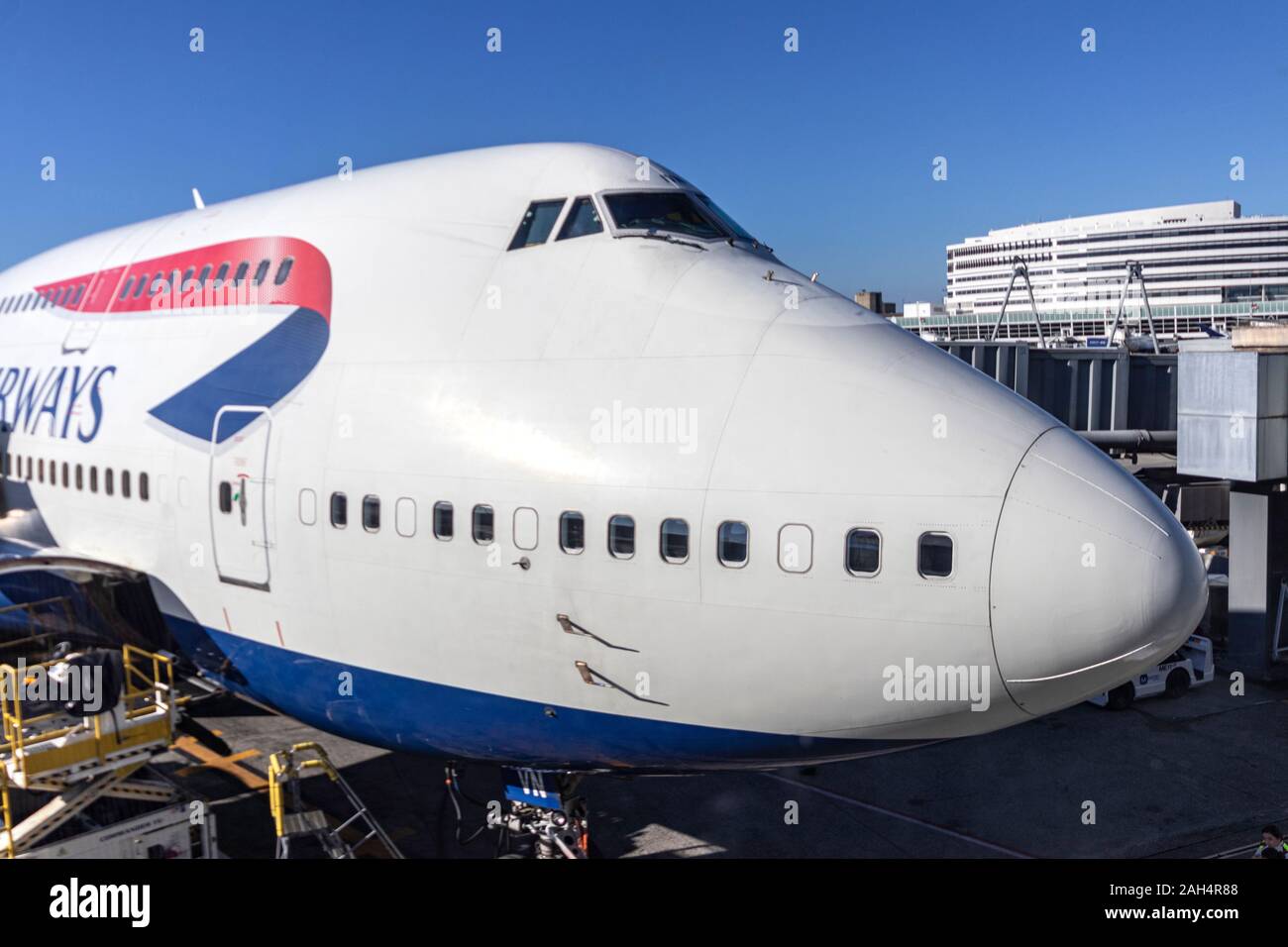 wide angle shot of a British Airways Boeing 747 Jumbo Jet at the jetway ...