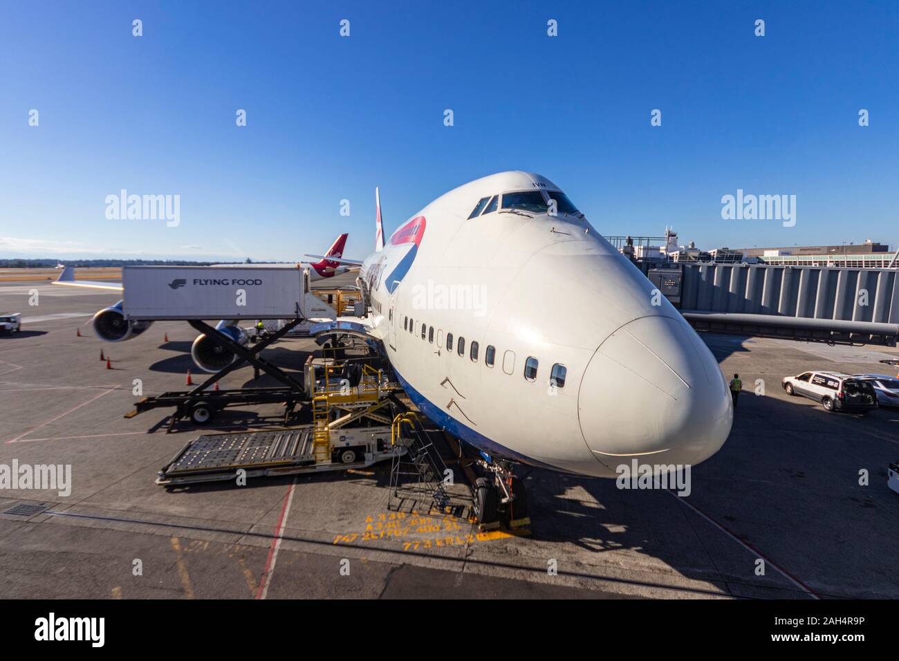 wide angle shot of a British Airways Boeing 747 Jumbo Jet at the jetway ...