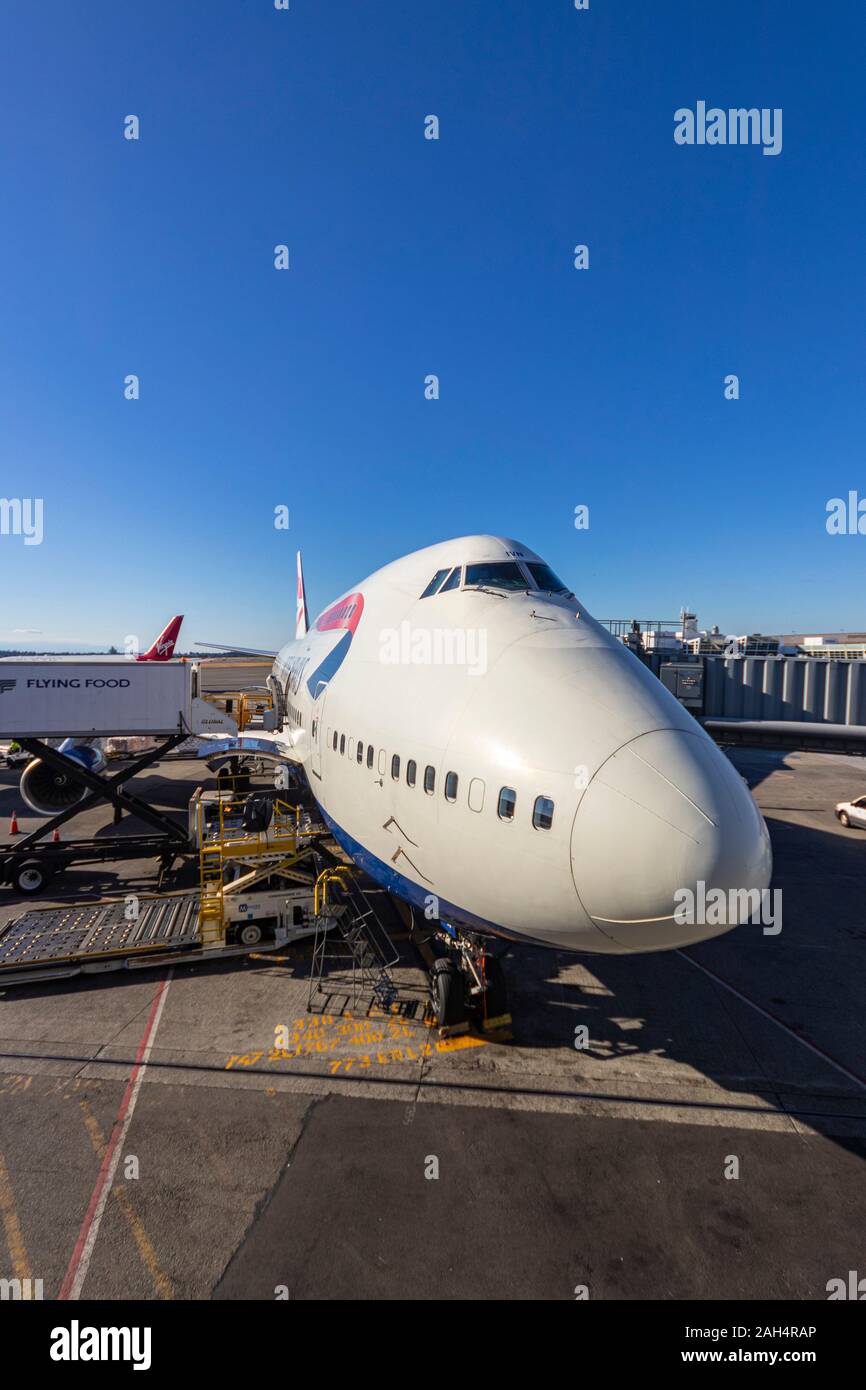 wide angle shot of a British Airways Boeing 747 Jumbo Jet at the jetway ...