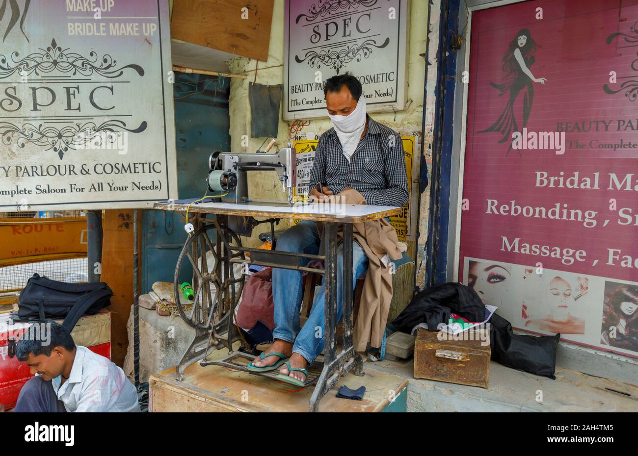 Old fashioned sewing machine hi-res stock photography and images - Alamy