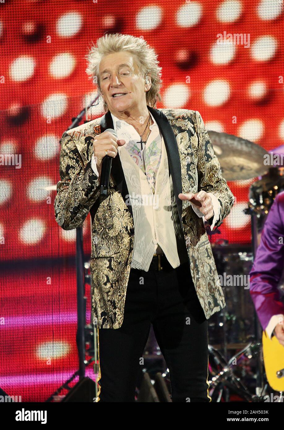 Rod Stewart Performing On The First Night Of His UK Tour At Manchester ...