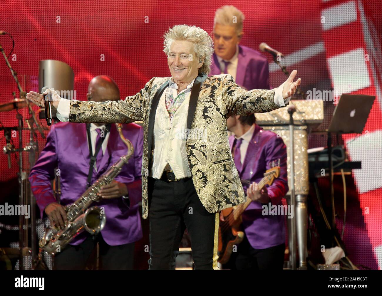 Rod Stewart Performing On The First Night Of His UK Tour At Manchester ...