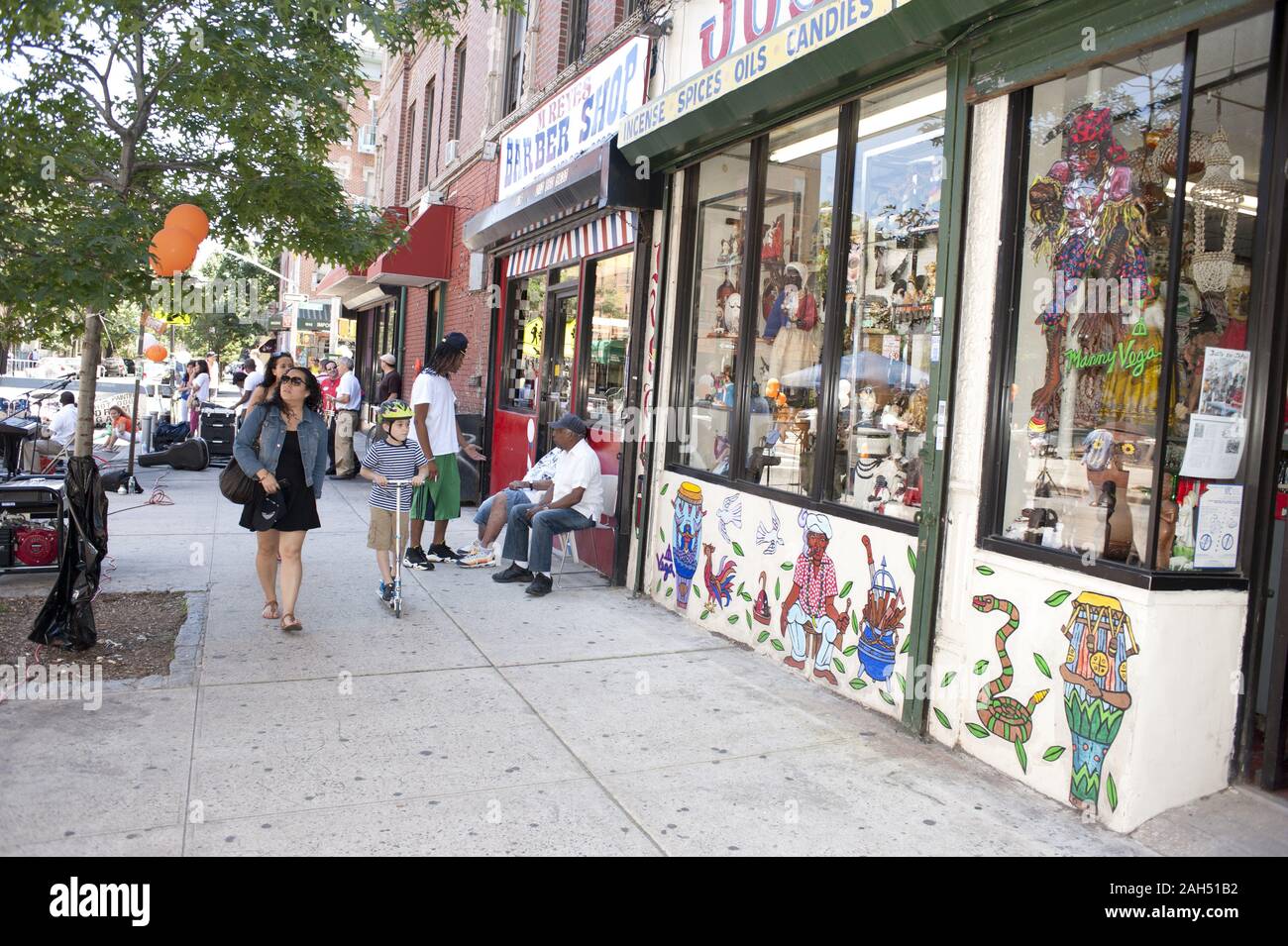 Street scene in East Harlem in New York City Stock Photo - Alamy