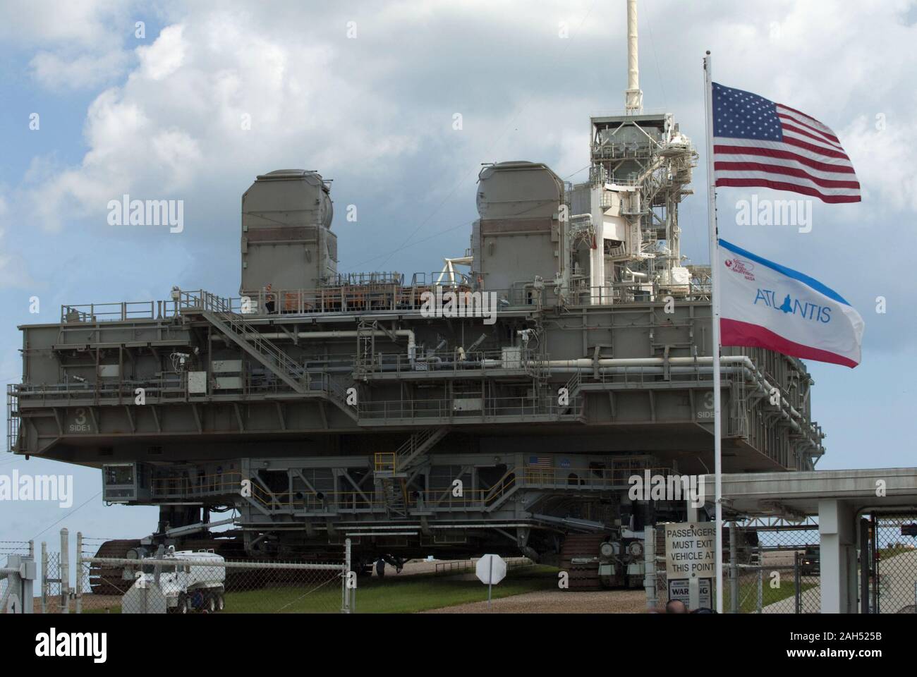 Mobile launcher platform hi-res stock photography and images - Alamy