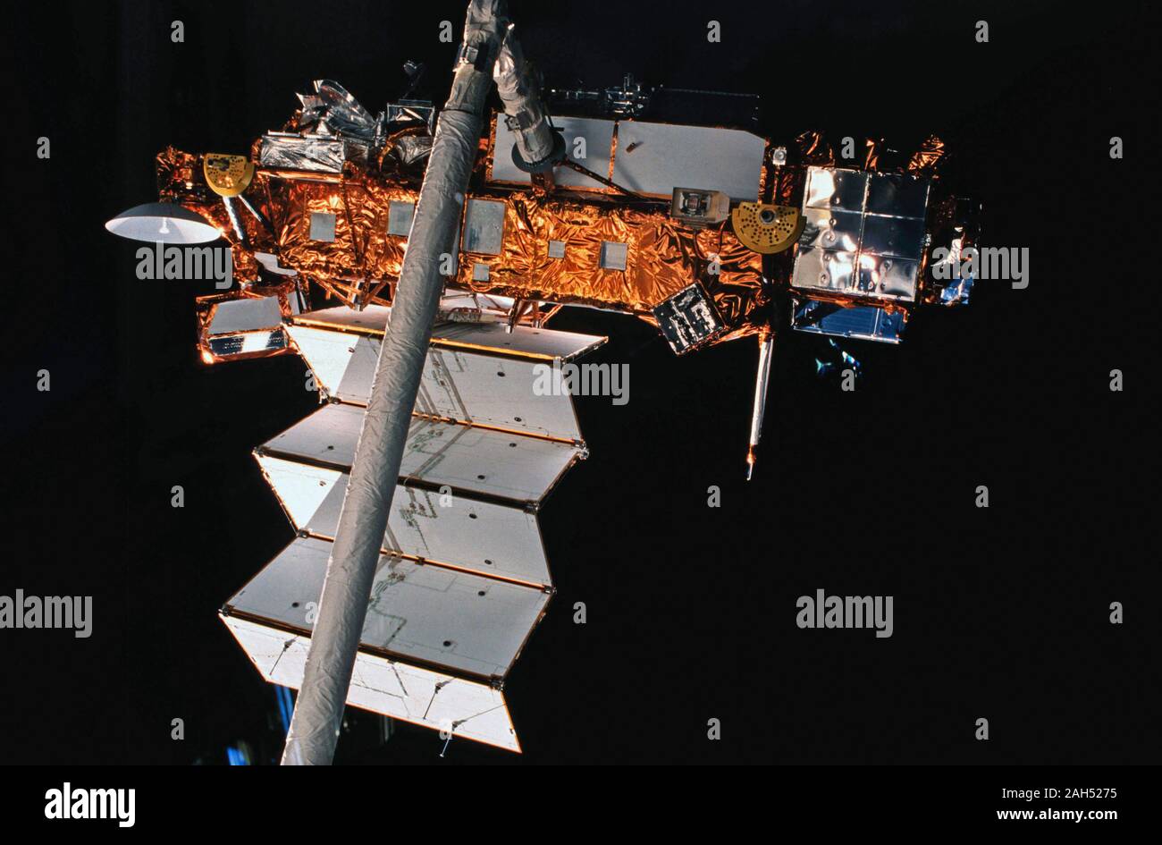 (15 Sept 1991) --- The Upper Atmosphere Research Satellite (UARS), in ...