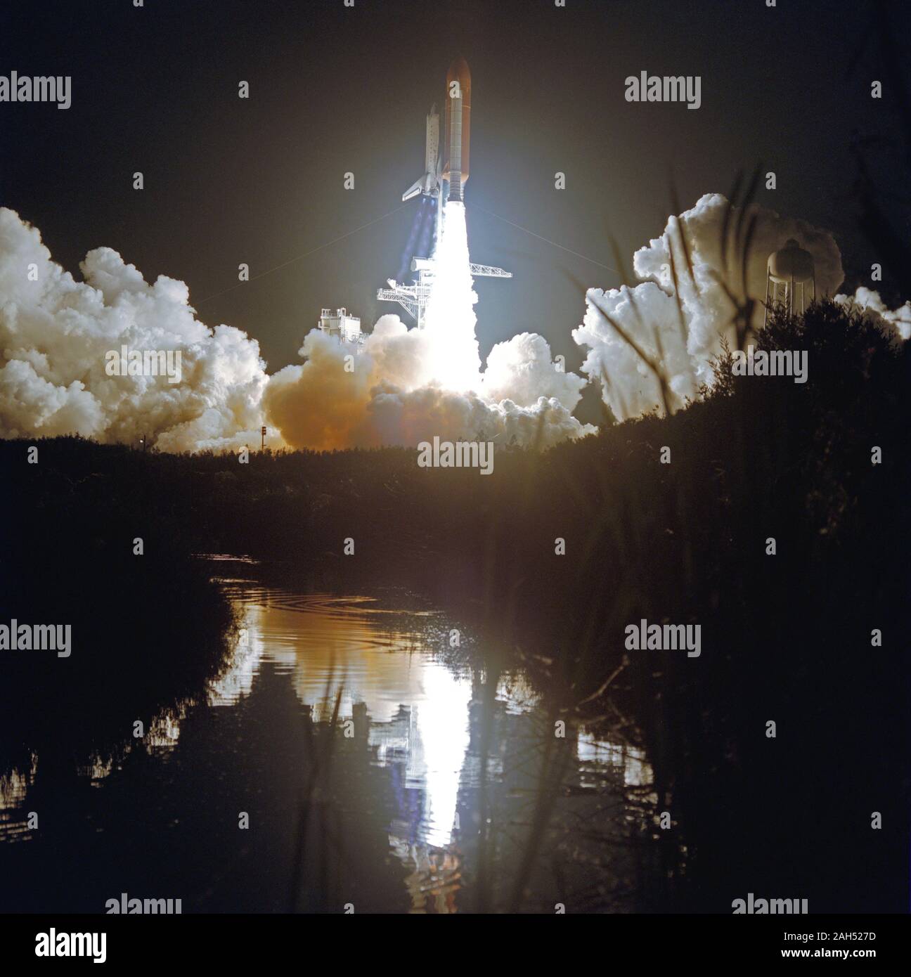 Sts 44 liftoff hi-res stock photography and images - Alamy