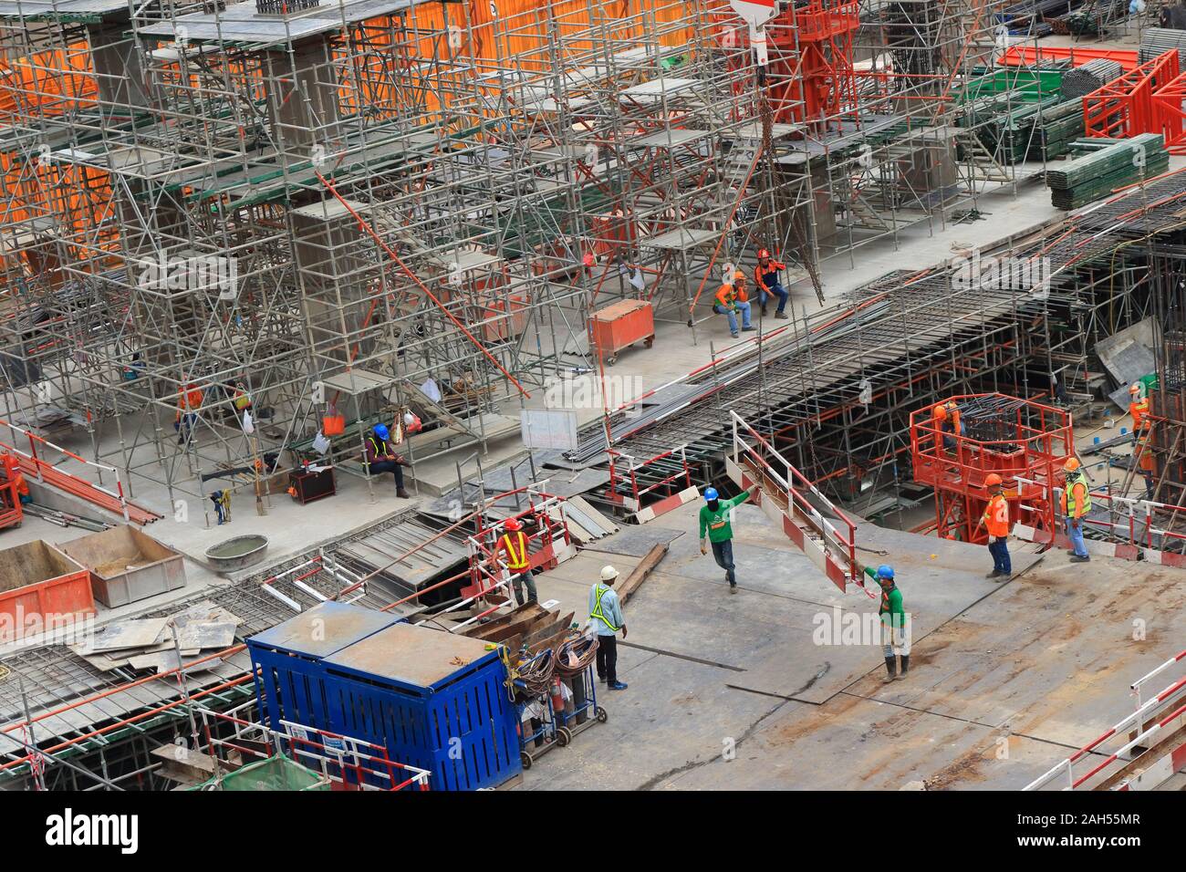Pulley scaffold hi-res stock photography and images - Alamy