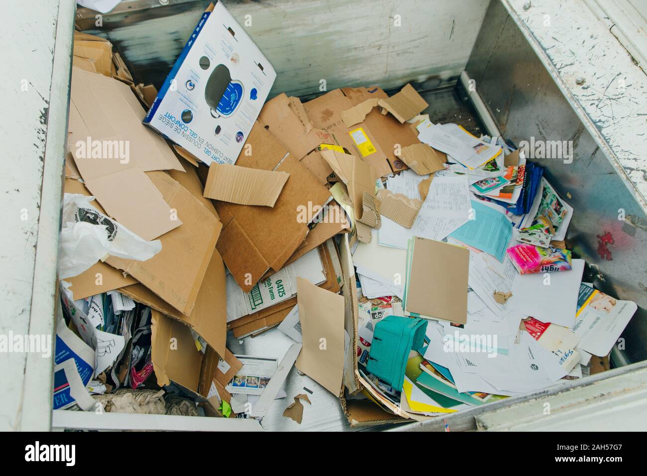 Recycling garbage cardboard paper production hi-res stock photography ...