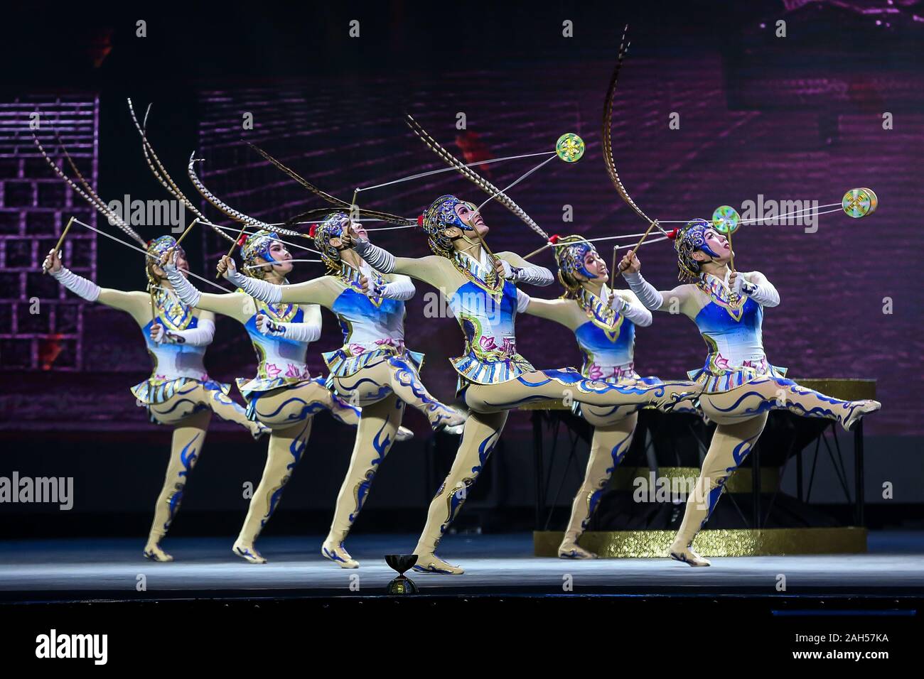 Acrobatic circus hi-res stock photography and images - Alamy