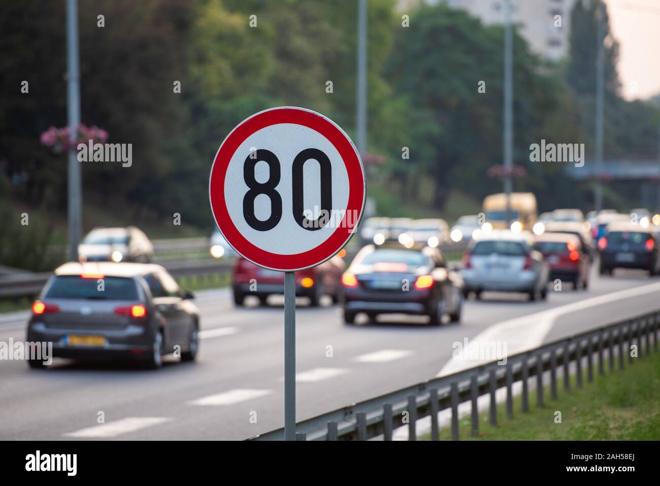 80km/h Speed limit sign a highway full of cars Stock Photo - Alamy
