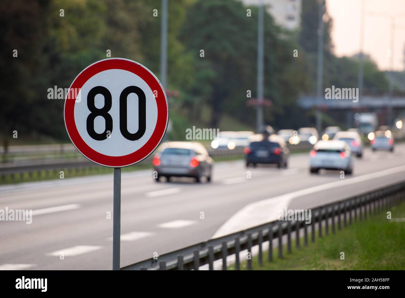 80km/h Speed limit sign a highway full of cars Stock Photo - Alamy