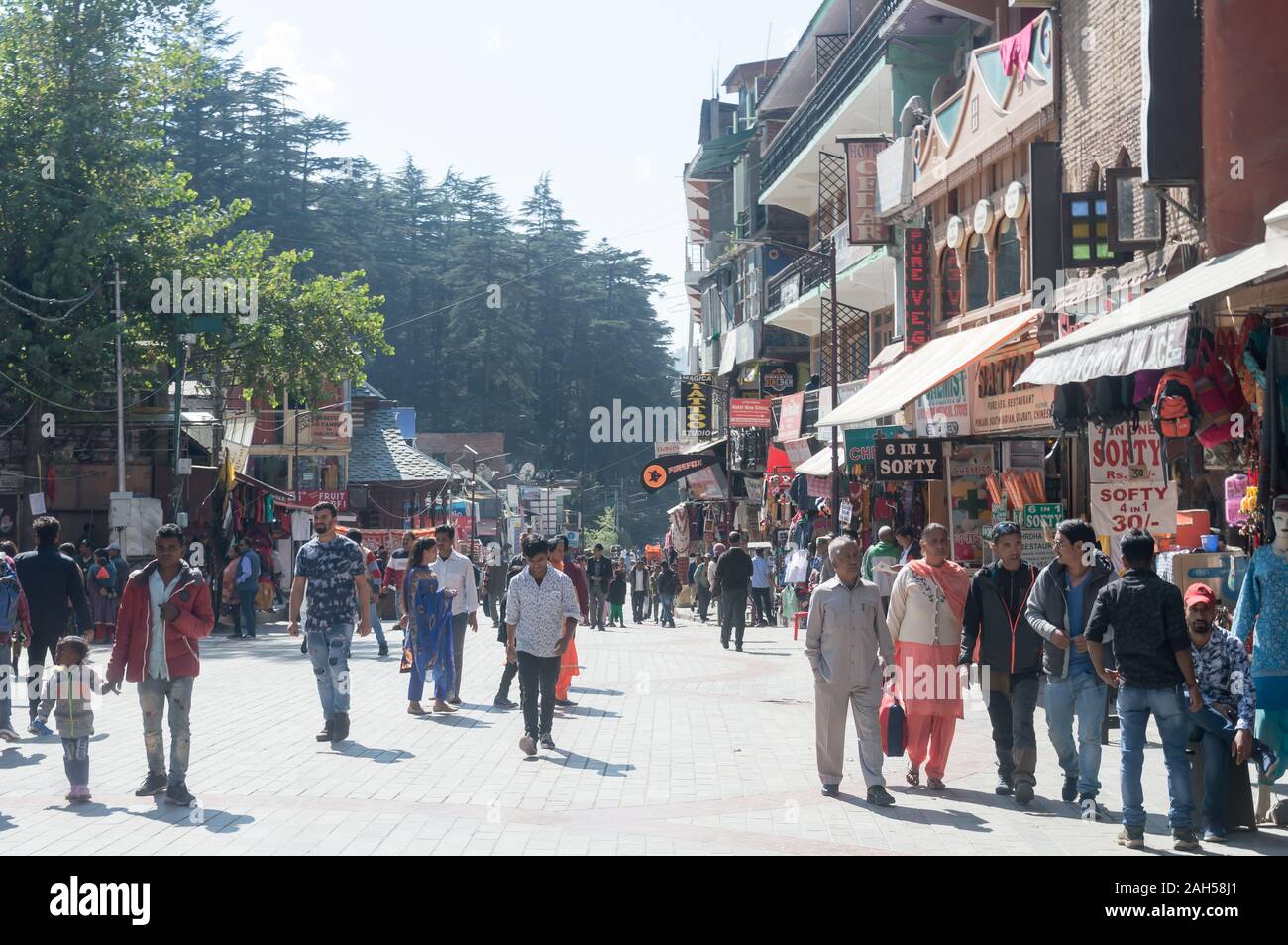 Mall road manali hi-res stock photography and images - Alamy
