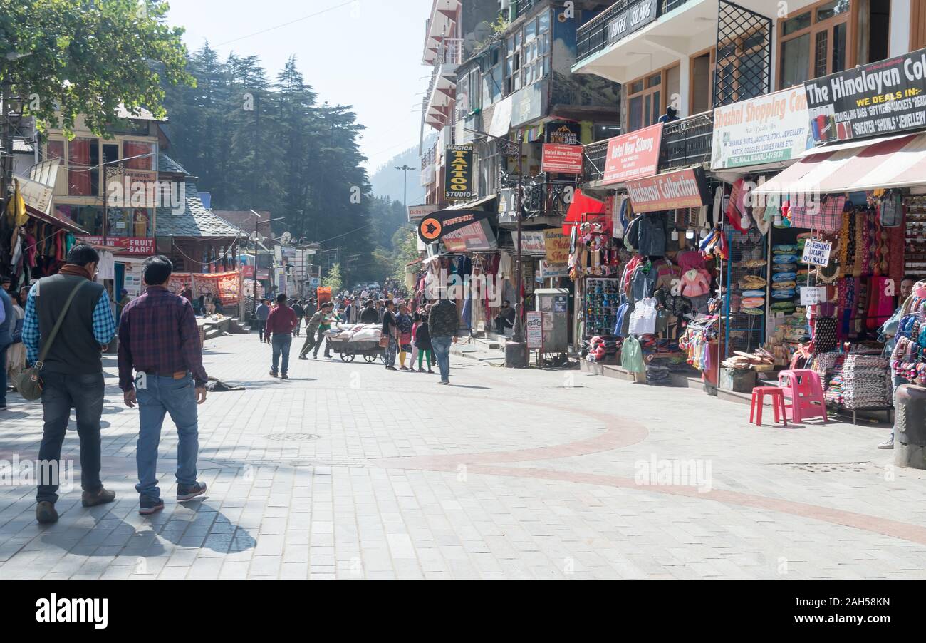 Shopping in manali hi-res stock photography and images - Alamy