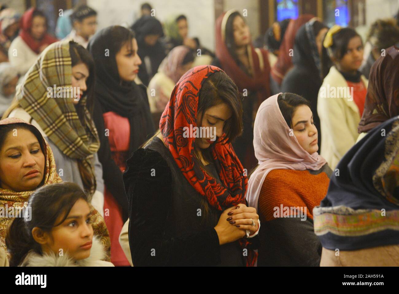 Lahore, Pakistan. 24th Dec, 2019. Pakistani Christian devotees attend a ...