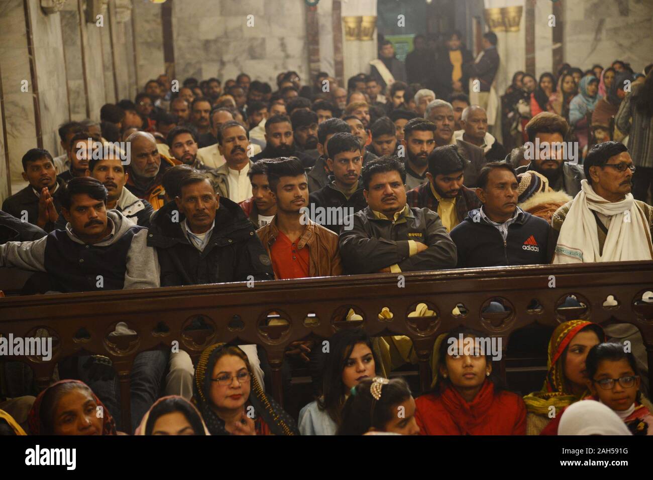 Lahore, Pakistan. 24th Dec, 2019. Pakistani Christian devotees attend a ...