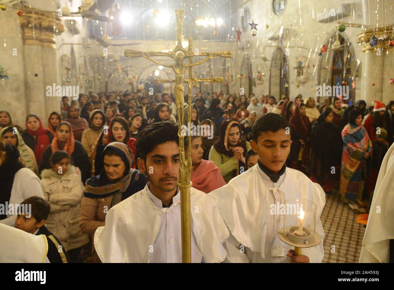Lahore, Pakistan. 24th Dec, 2019. Pakistani Christian devotees attend a ...