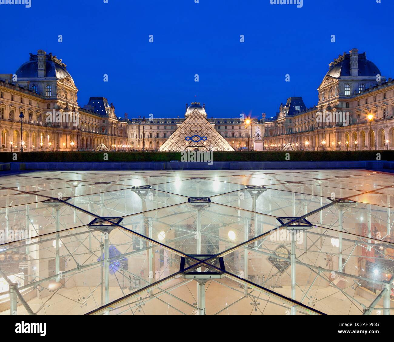 Paris, France - a very French scene Stock Photo - Alamy