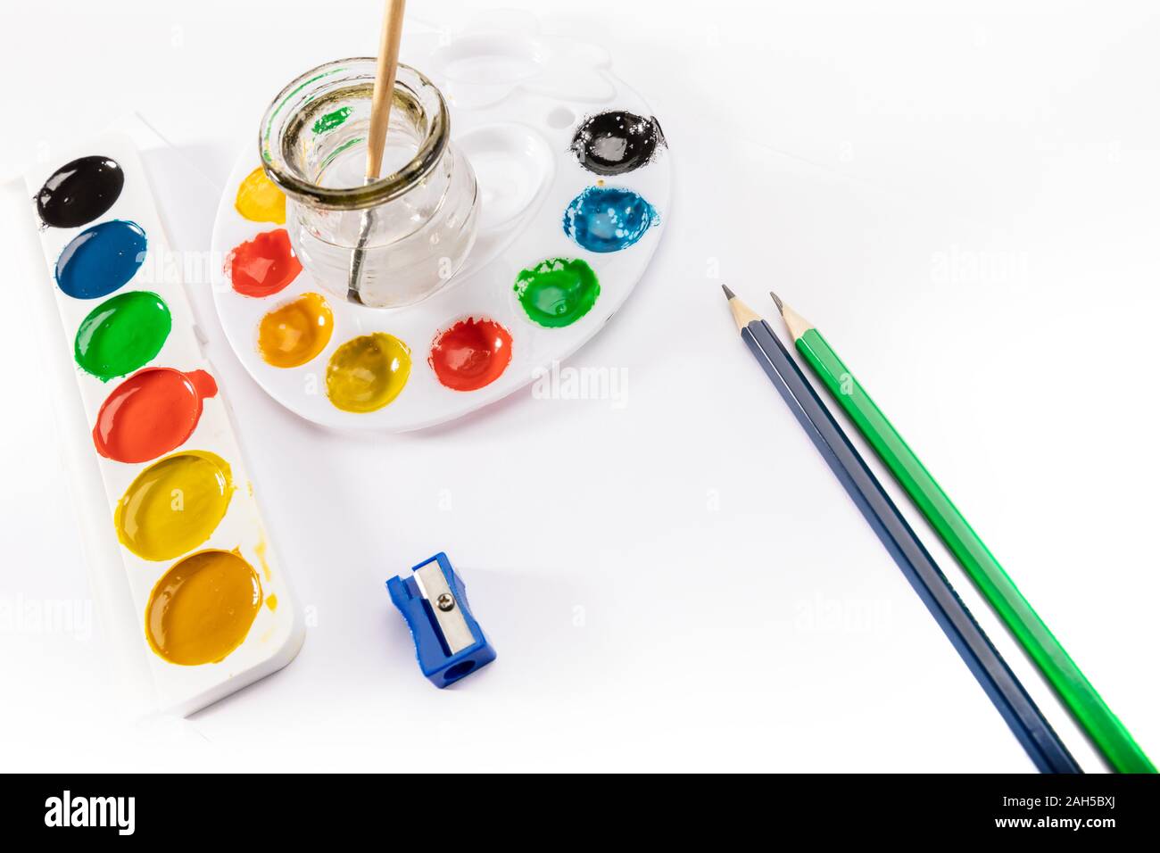 Paint brush with pallette hi-res stock photography and images - Alamy