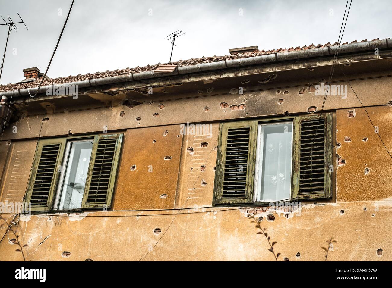 Concrete wall damage bullet hi-res stock photography and images - Alamy