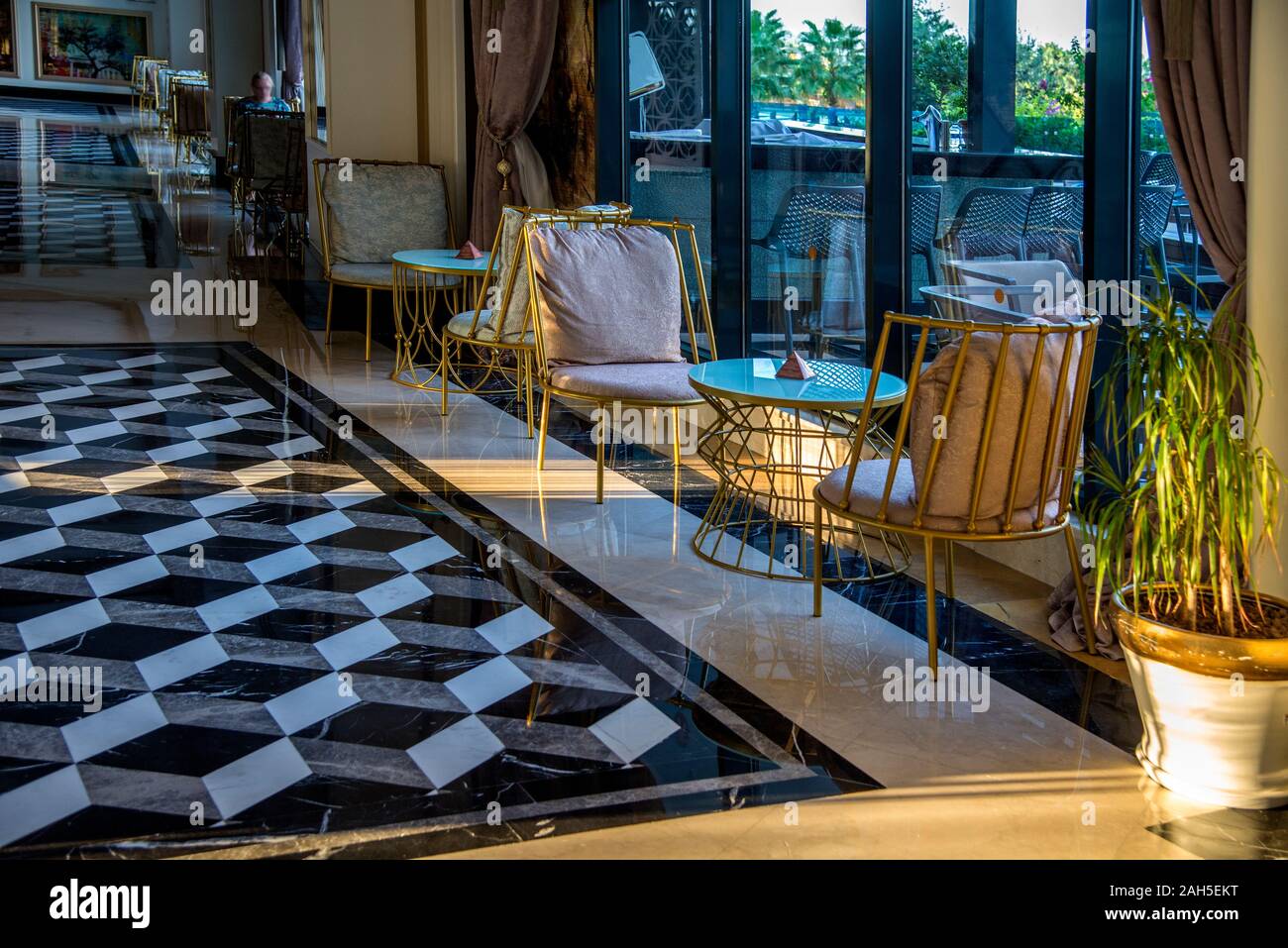 Luxury hotel lobby chairs hi-res stock photography and images - Alamy