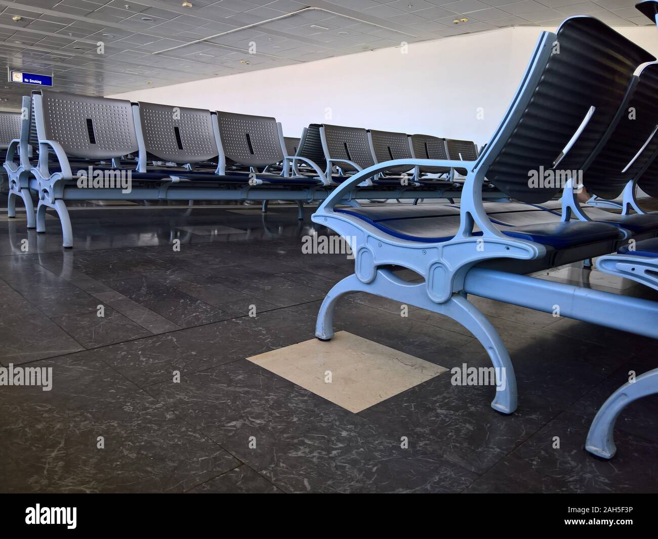 Empty waiting room at the airport, bus or train station Stock Photo - Alamy