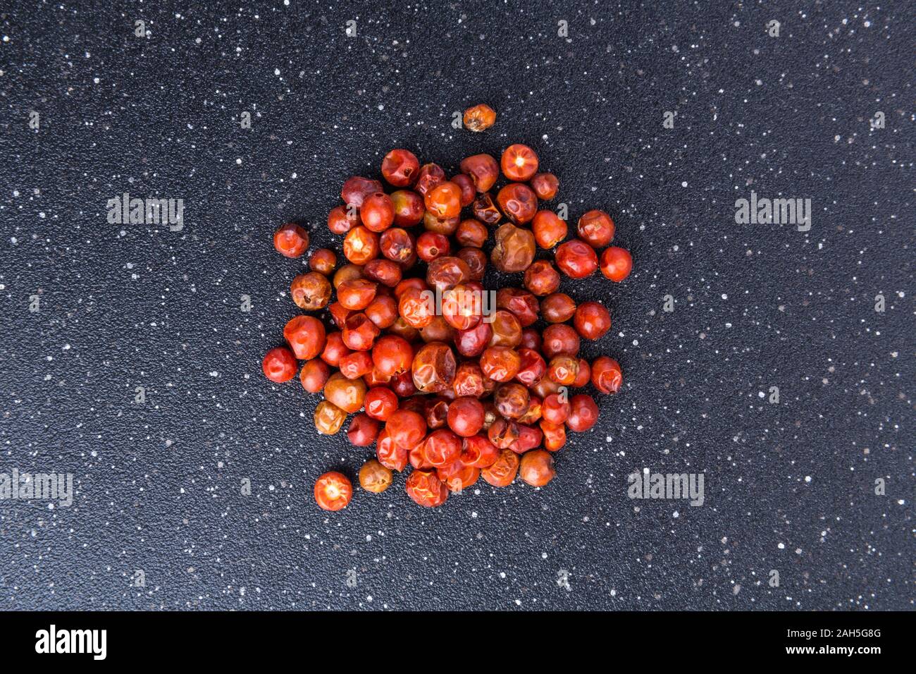 Handful of red spicy tiny round chile tepin peppers Stock Photo - Alamy