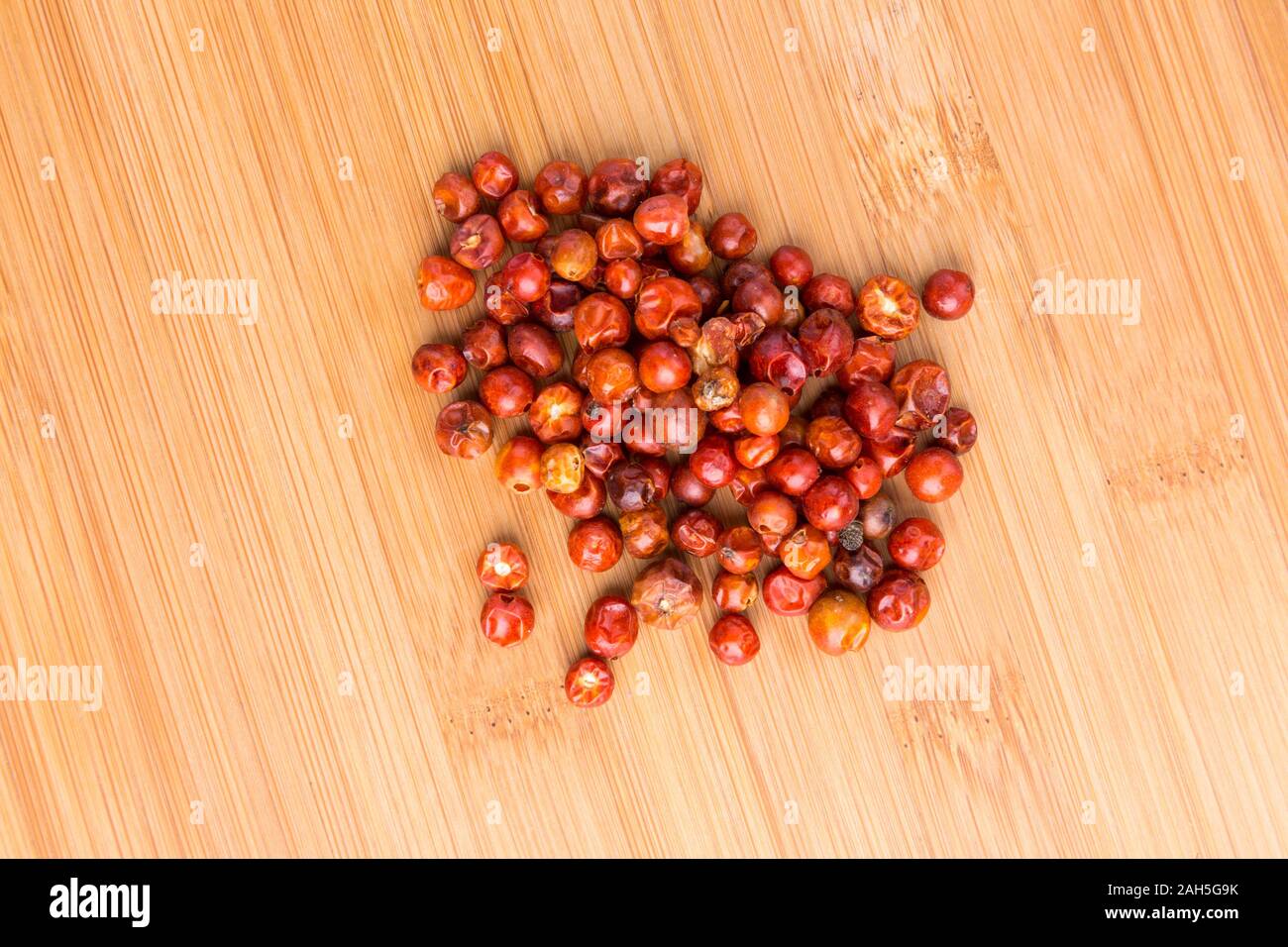 Handful of red spicy tiny round chile tepin peppers Stock Photo - Alamy
