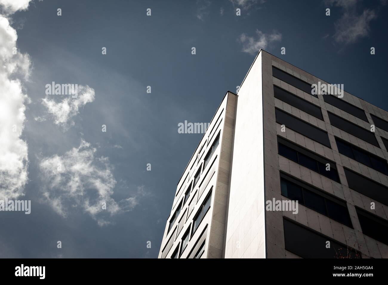 Generic skyscraper tall building hi-res stock photography and images ...