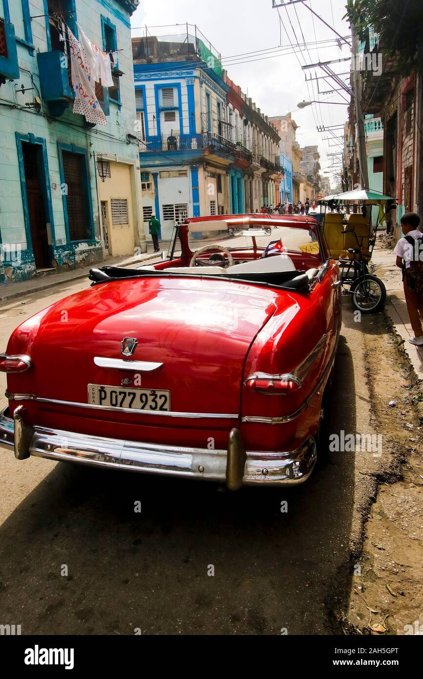 Vintage cuban taxis hi-res stock photography and images - Alamy