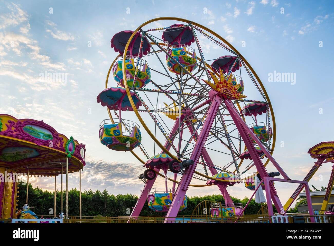 Rotating Russian wheel amusement ride in the summer Stock Photo - Alamy