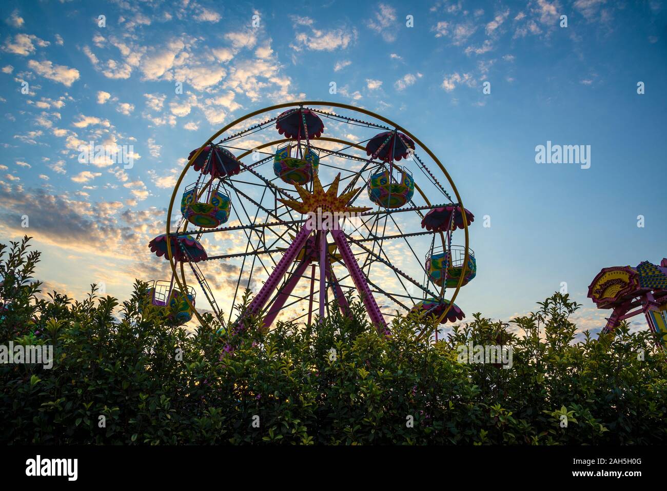 Rotating Russian wheel amusement ride in the summer Stock Photo - Alamy