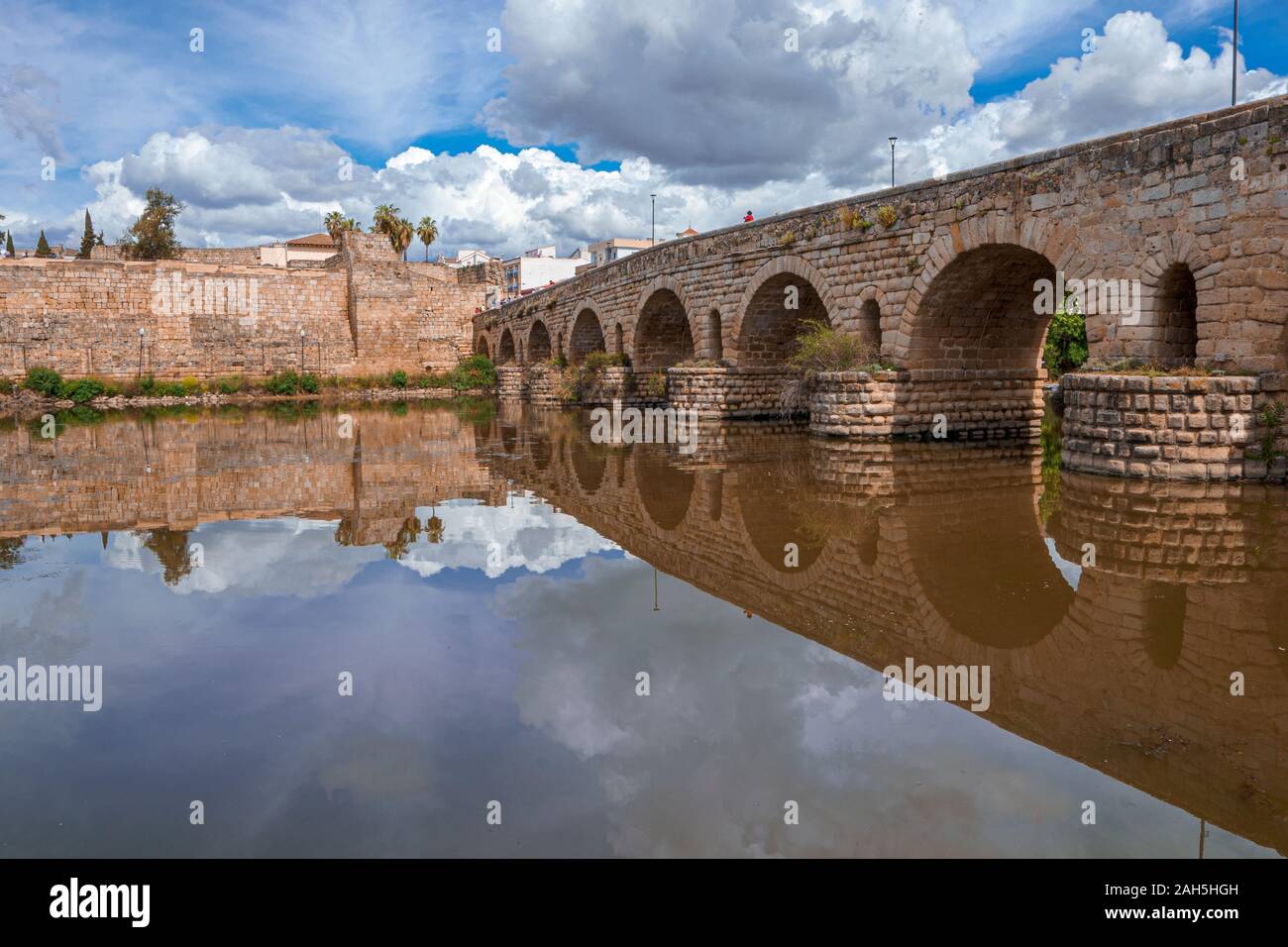 Roman bridge of merida hi-res stock photography and images - Alamy