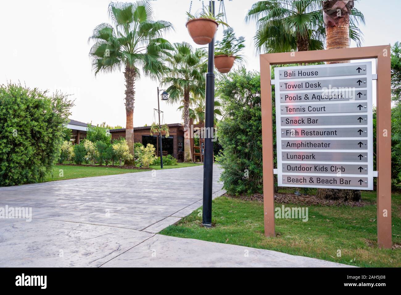 Campus direction signs hi-res stock photography and images - Alamy