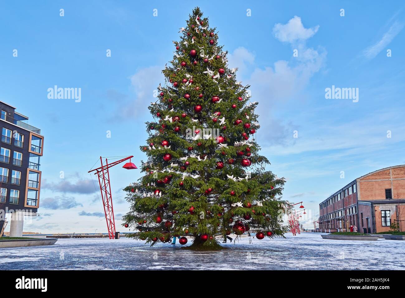 Christmas tree decorated big balls hi-res stock photography and images ...