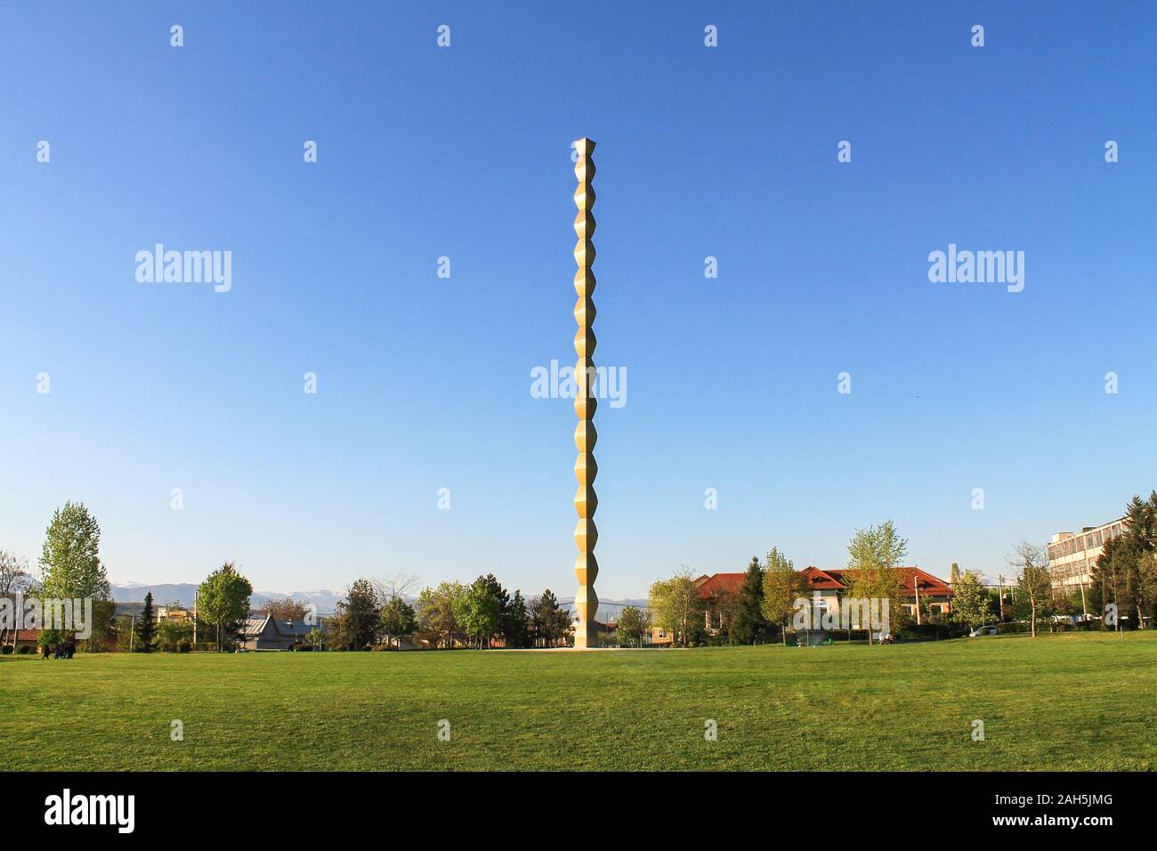 Brancusi endless column hi-res stock photography and images - Alamy