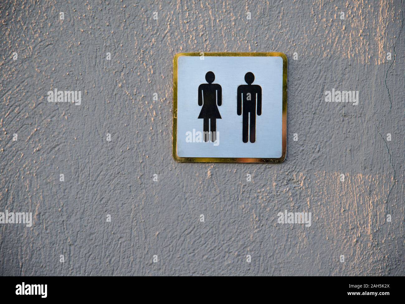 Toilet sign on a building wall Stock Photo - Alamy
