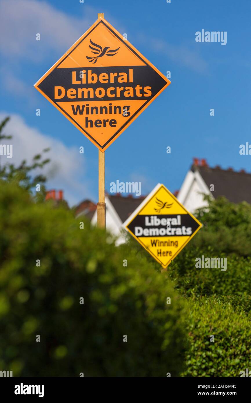 Campaign signs hi-res stock photography and images - Alamy