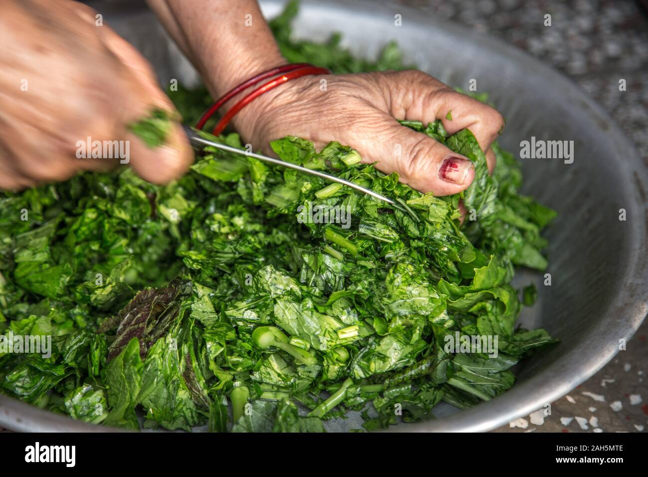 Cutting vegetable india hi-res stock photography and images - Alamy