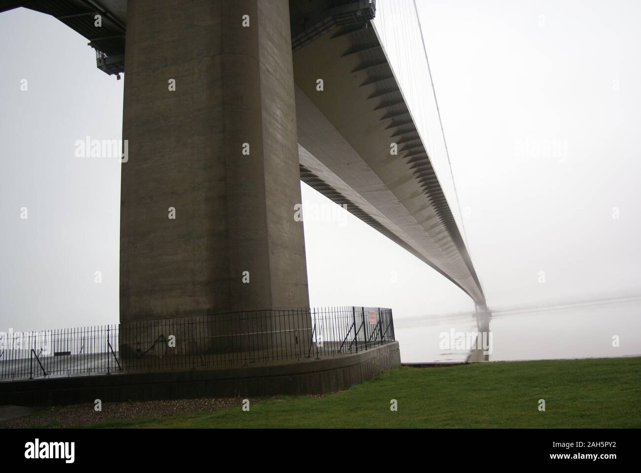 Humber bridge 1981 hi-res stock photography and images - Alamy
