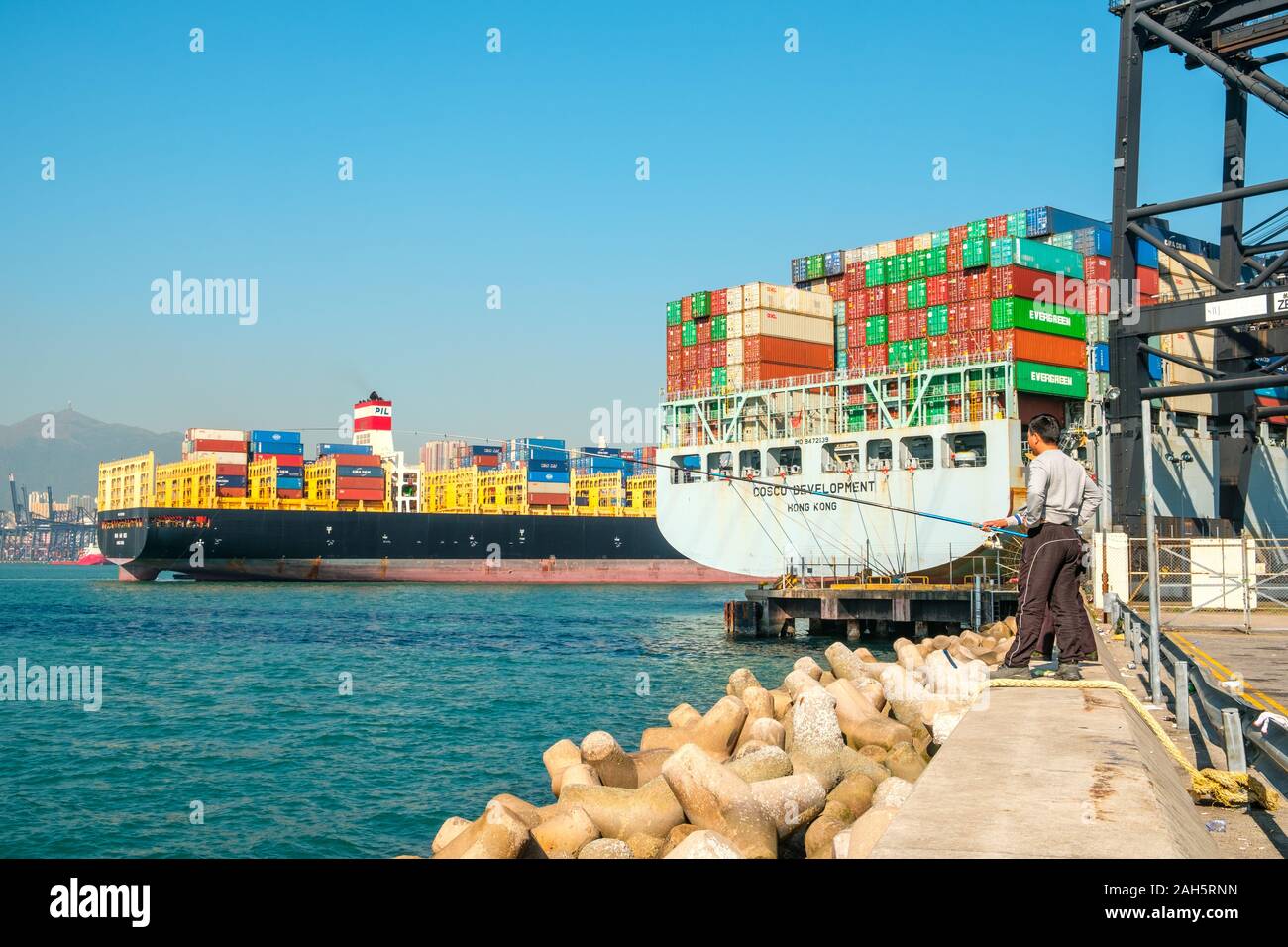China shipping container ship hi-res stock photography and images - Alamy