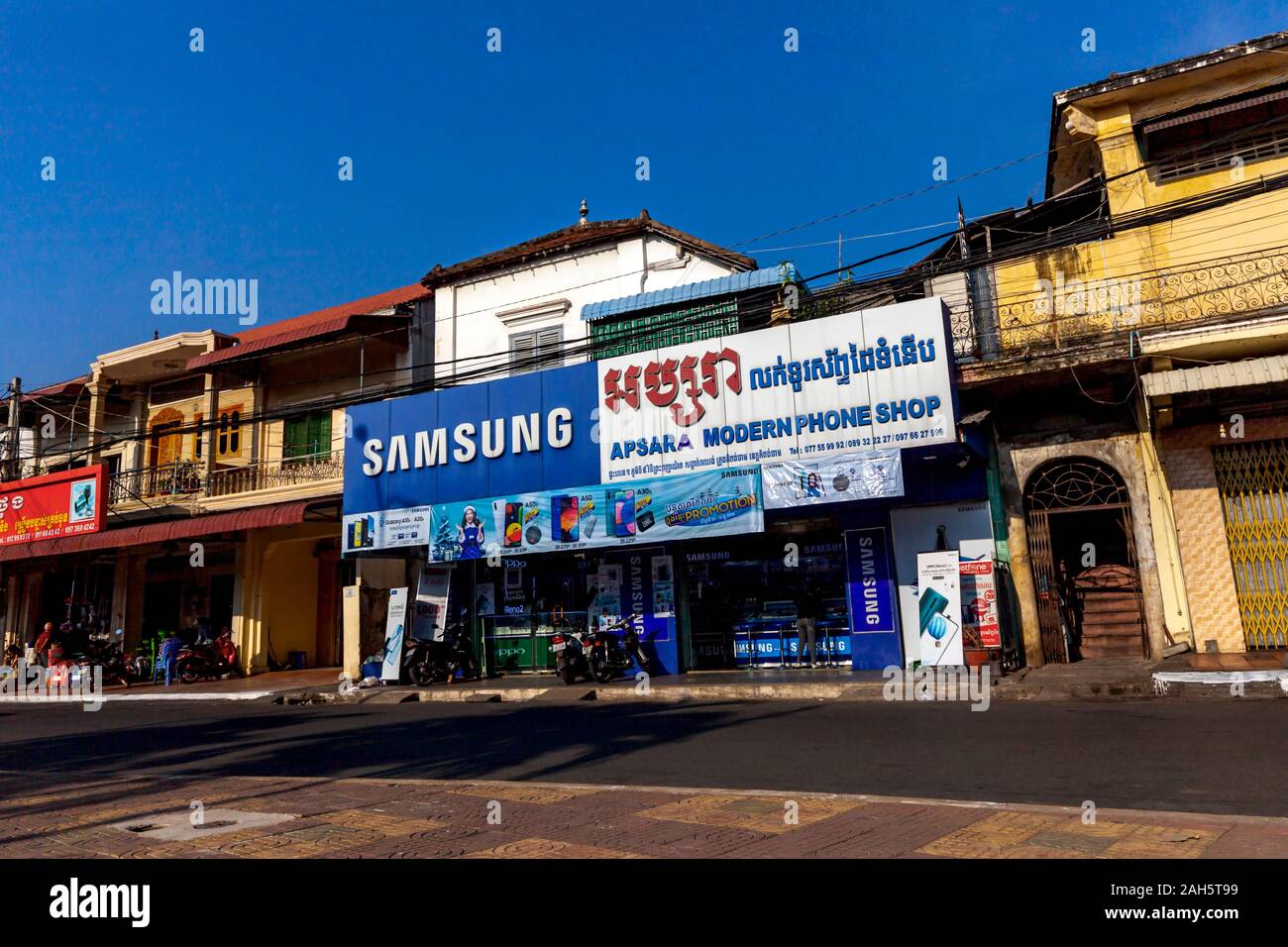 Samsung store hi-res stock photography and images - Alamy