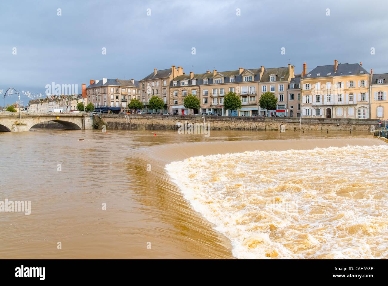 Mayenne city castle river la hi-res stock photography and images - Alamy