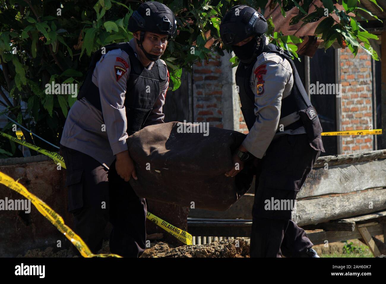 Bomb tamer team hi-res stock photography and images - Alamy