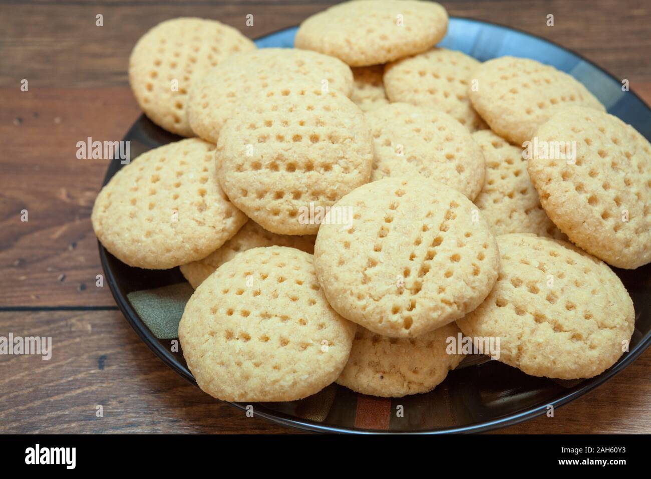 Biscuit on plate hi-res stock photography and images - Alamy